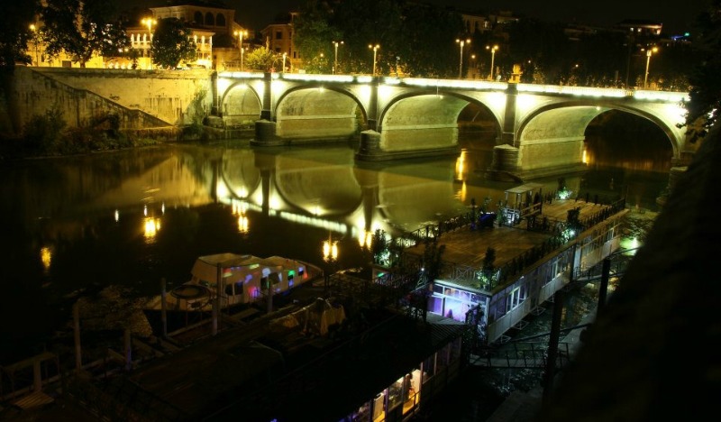 Arriva l'estate e la movida trasloca sul Tevere, numerosi gli eventi
